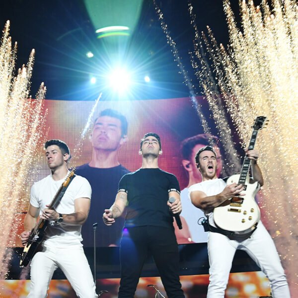 JONAS BROTHERS PERFORM FIRST OF TWO SOLD OUT SHOWS - 360 MAGAZINE ...