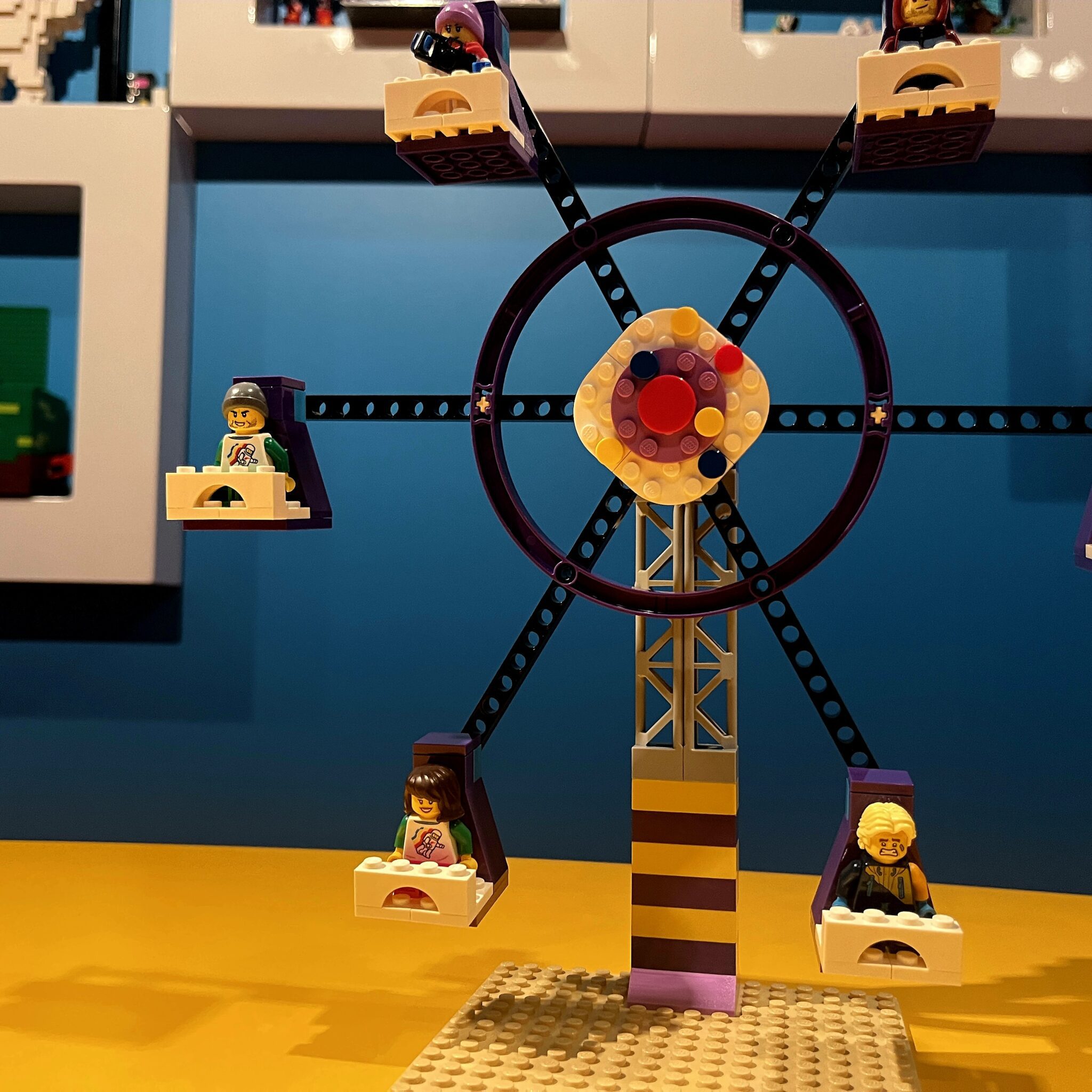 3_Ferris Wheel Build - 360 MAGAZINE - GREEN | DESIGN | POP | NEWS
